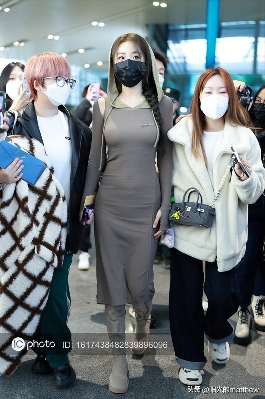 Yu Yan was wearing a hooded suit with a heroic appearance, and many ...