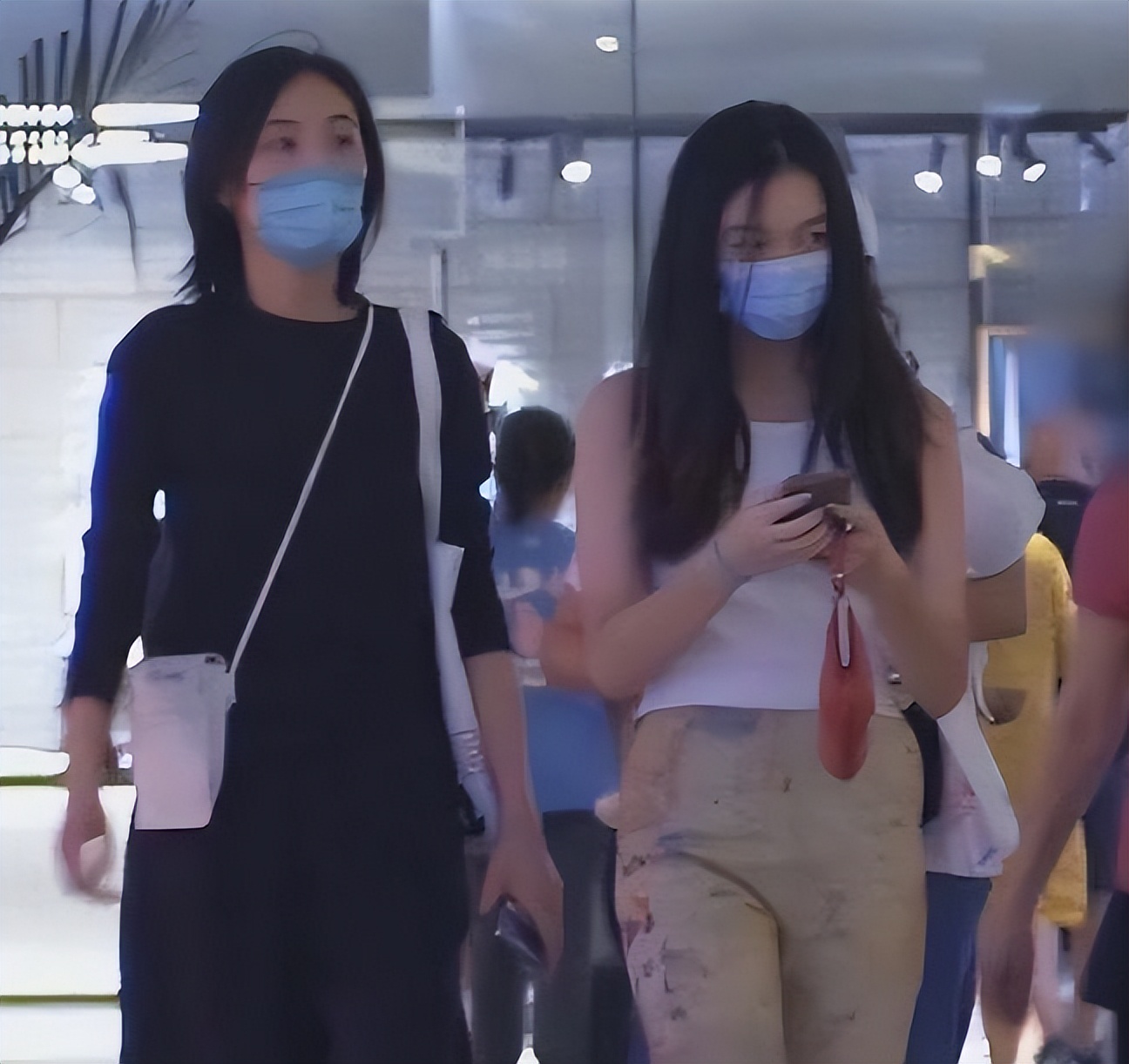 A netizen ran into Li Yan and her stepmother Haiha Jinxi for shopping ...