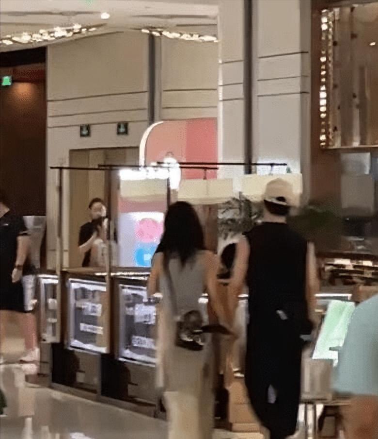 Zuo Lingfeng and Zhang Xiaowan: Love blooms on the comedy stage - iNEWS