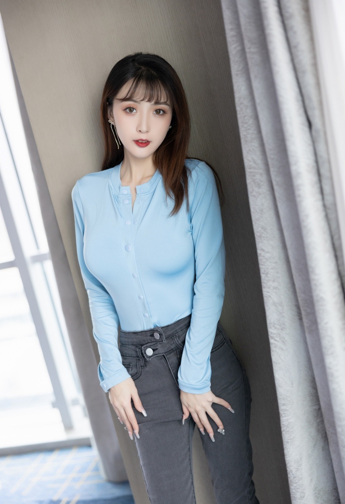 Model Lin Xinglan in a light blue top with dark jeans - iNEWS