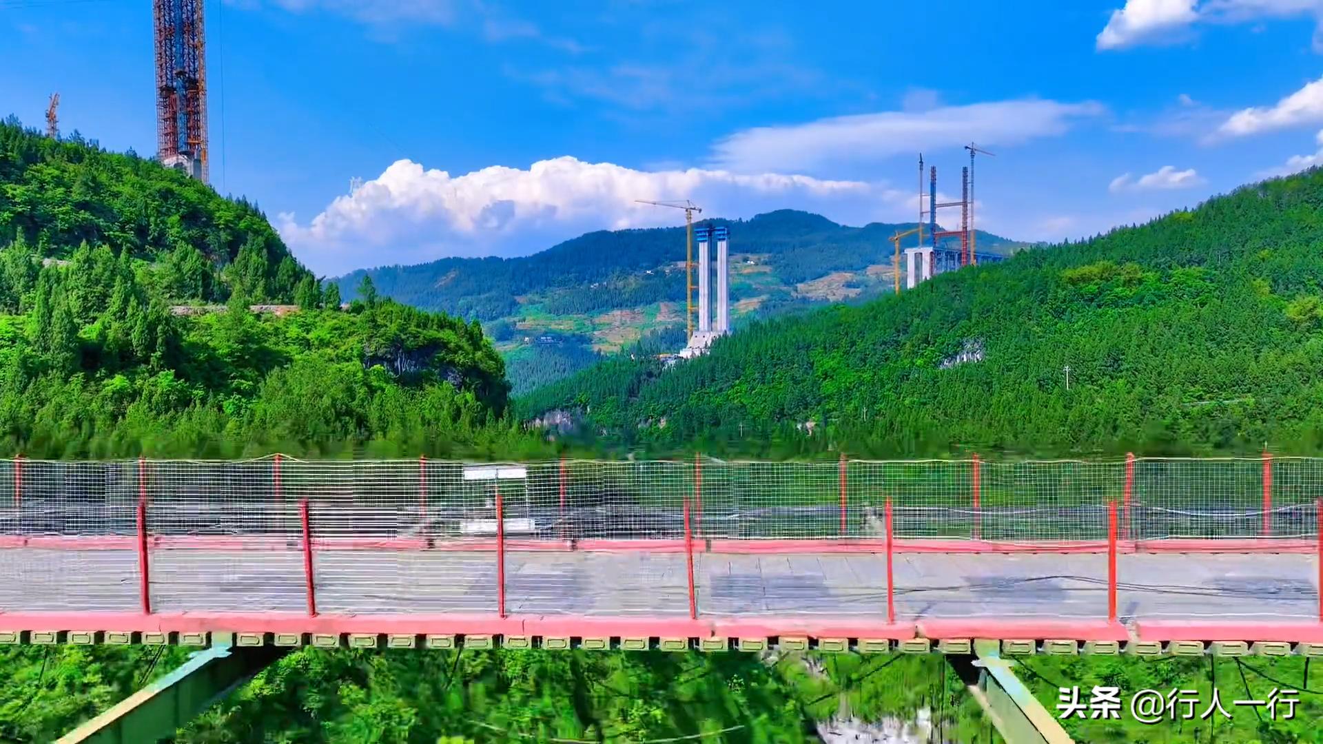 An iron cable bridge in Chongqing has no piers and no cable-stayed ...