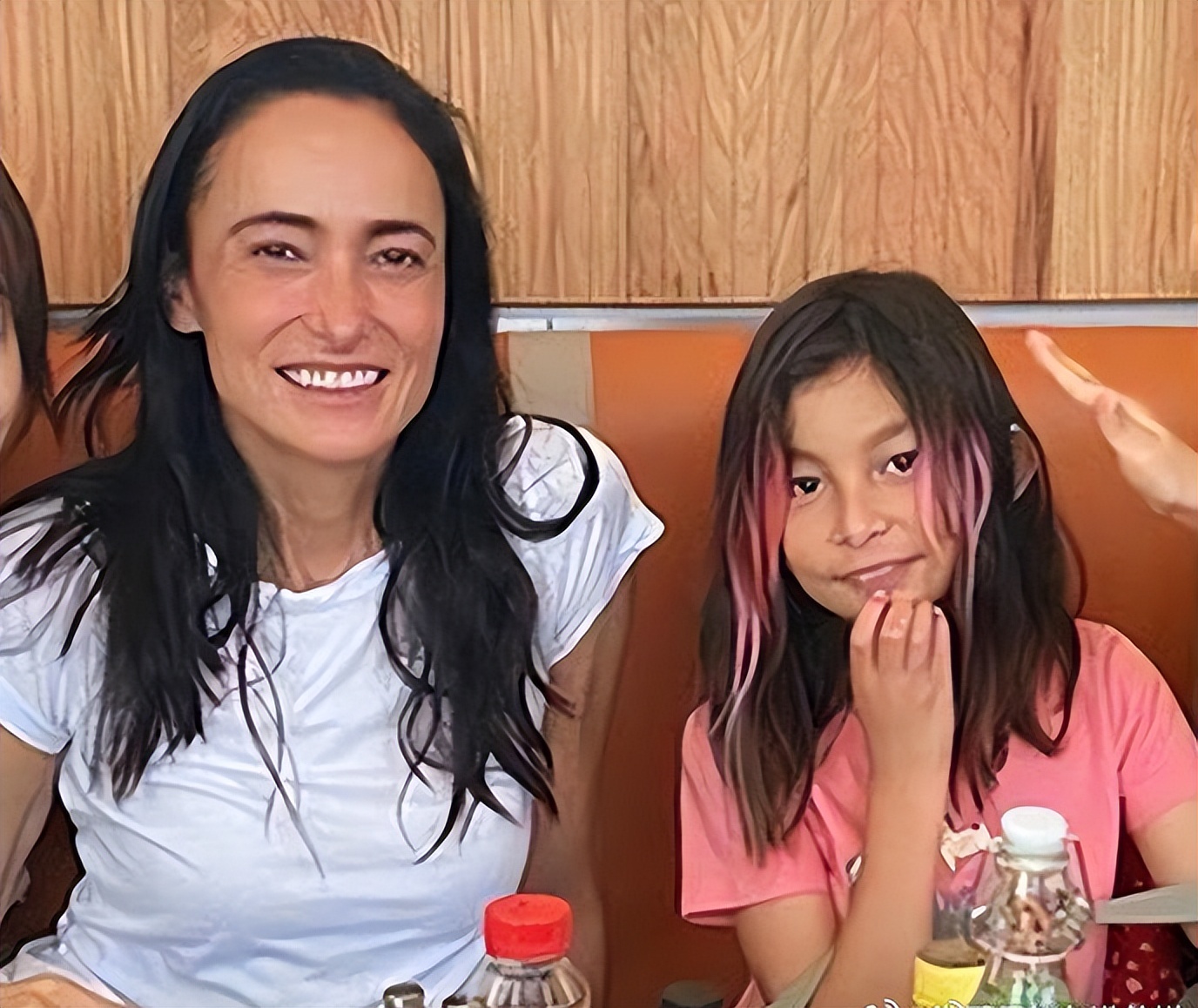 Wu Yanzu's 10-year-old daughter is rarely exposed, her long pink hair ...