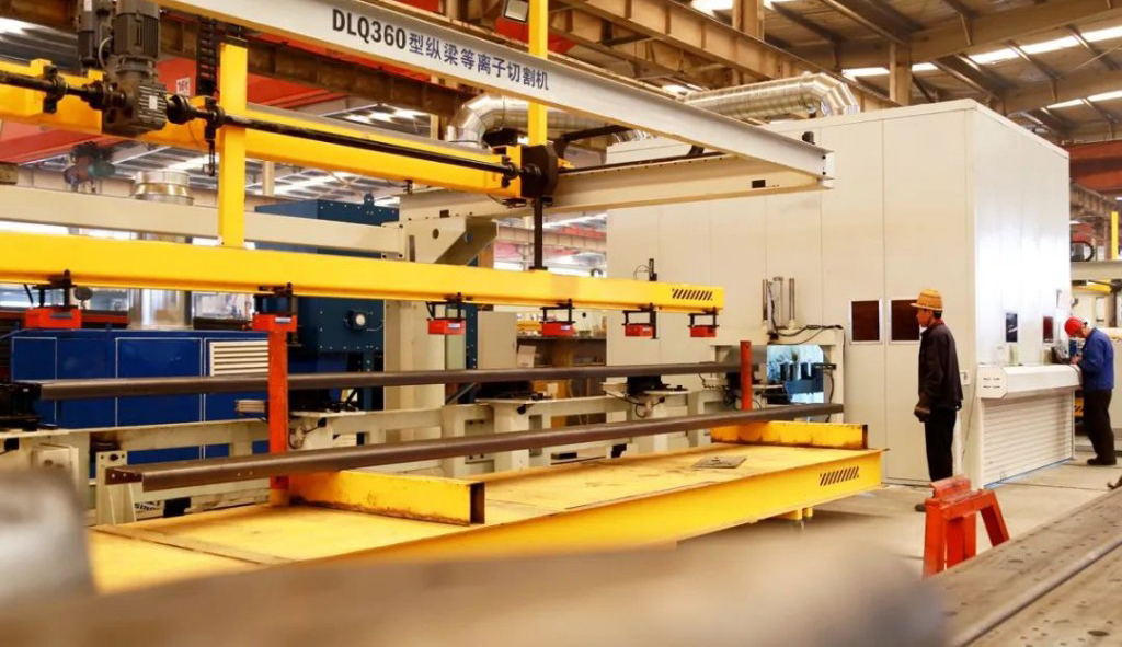 How does the digital factory management system manage the supply chain ...