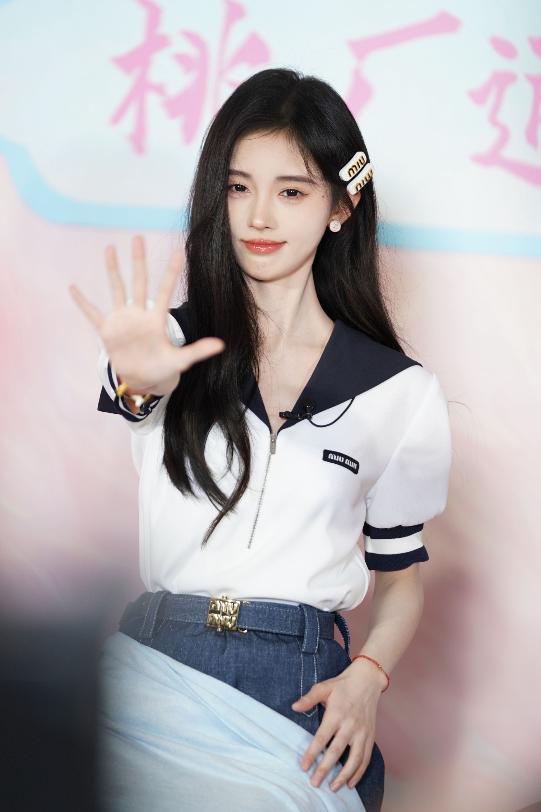 Ju Jingyi's elegant photo with shawl and long hair - iNEWS