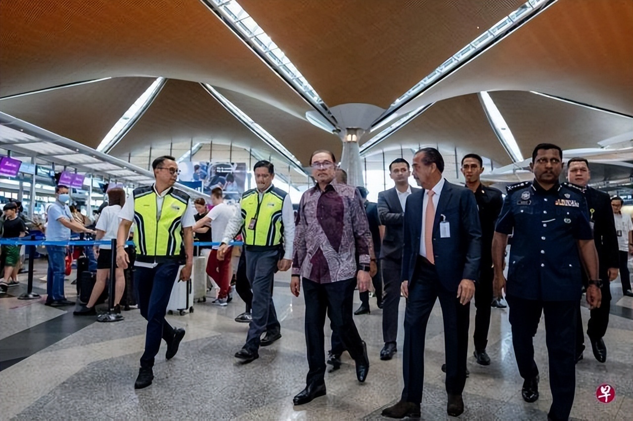 Chinese Tourists at Kuala Lumpur Airport Enforced to Bribe the Minister ...