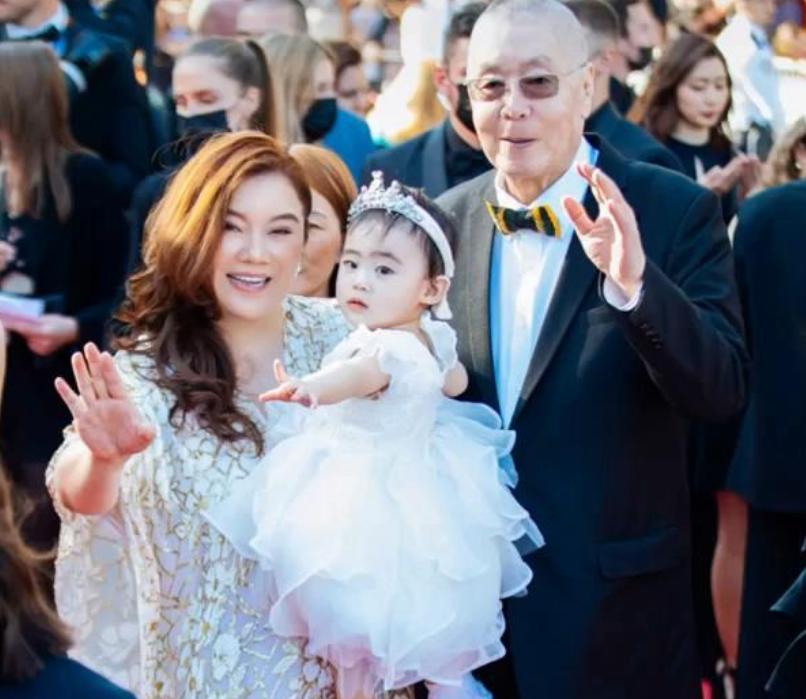 83-year-old Liu Shikun's mansion banquet!The 1-year-old daughter is too ...