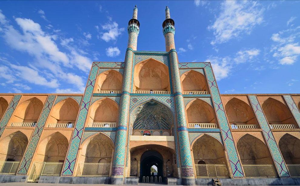 What are the characteristics of medieval Islamic architectural styles ...