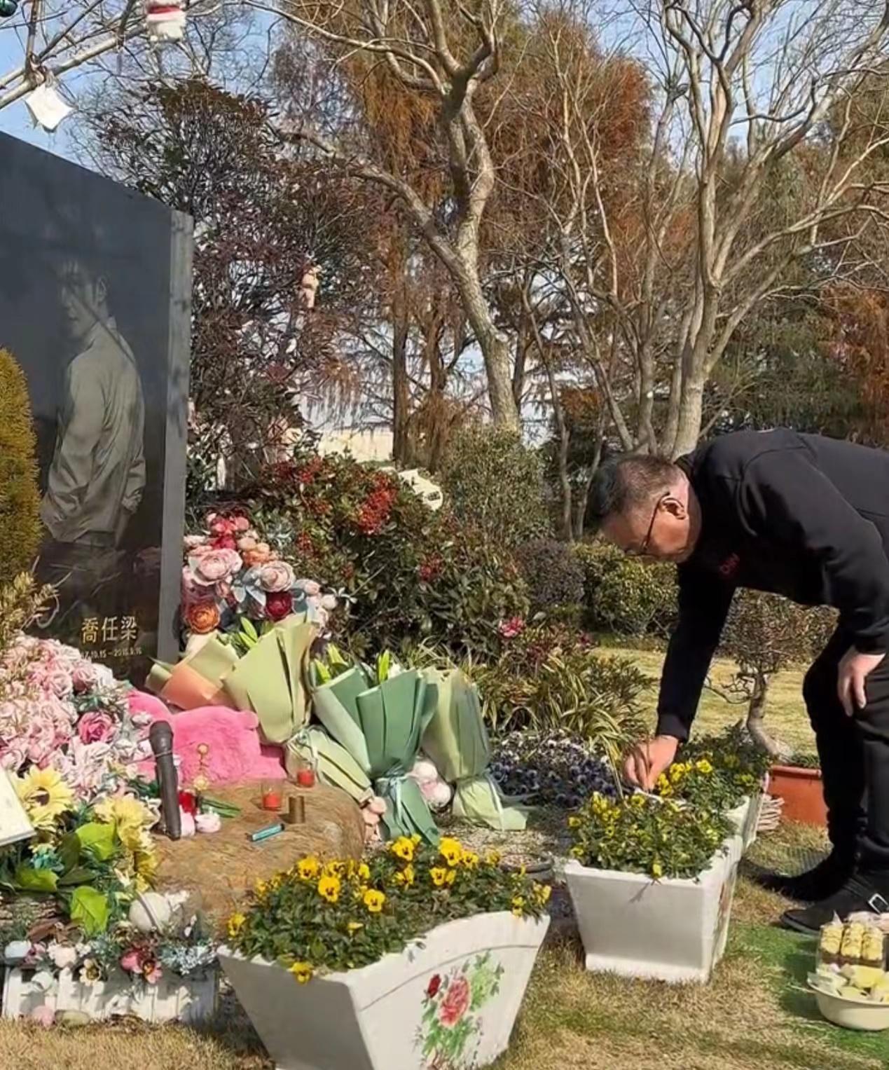 On the 6th anniversary of Qiao Renliang's death, Qiao's father visited ...