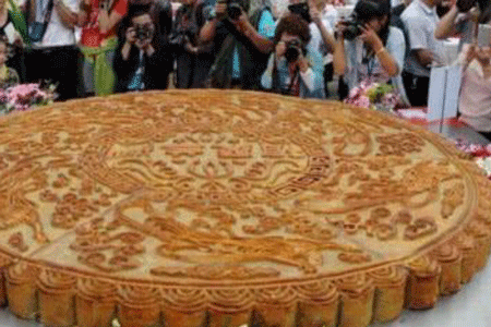 The largest moon cake in the world, with a diameter of 8.15 cm - iMedia