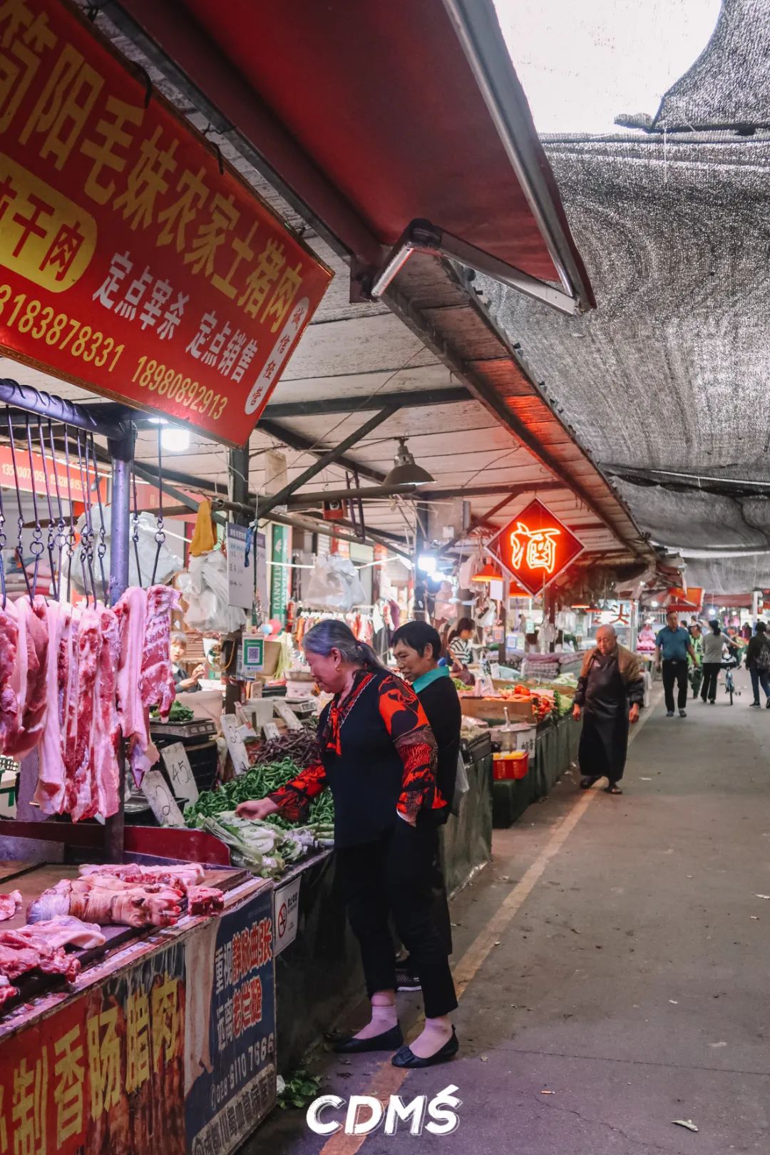 The small fly shop opened in the old vegetable market in Chengdu is ...