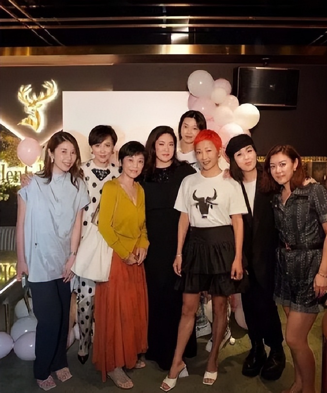 Zhang Aijia is in the same frame as Carina Lau, one is wrinkled and ...