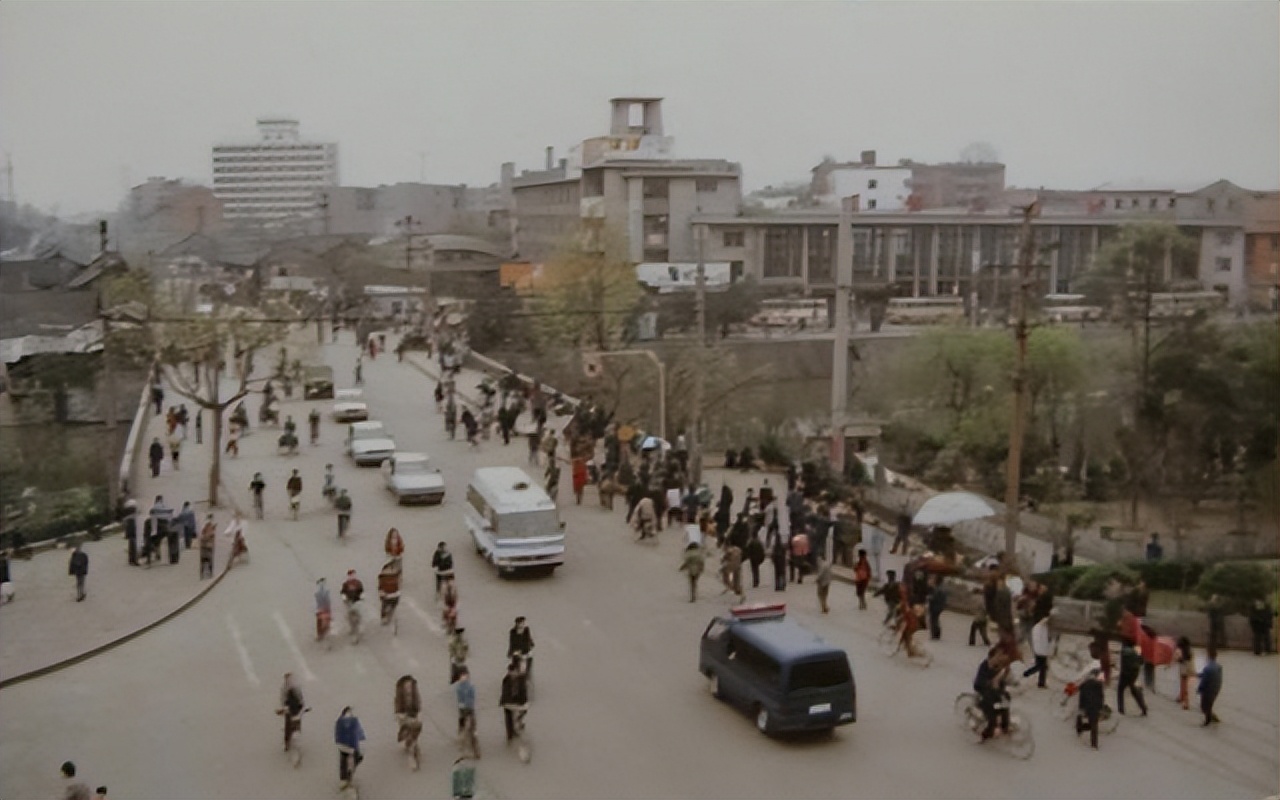 Old photos of Chengdu in the 1980s, these old trains and cars have all ...