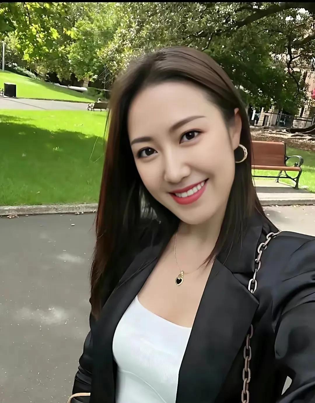 Elegant temperament and perfect figure coexist - iNEWS