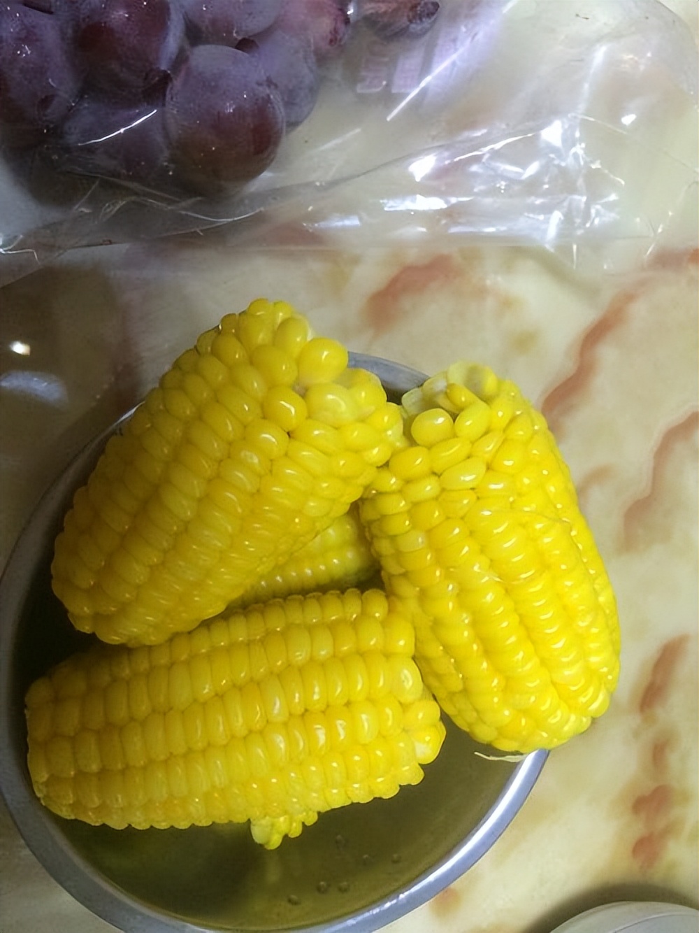 Many friends make mistakes when cooking corn. The corn cooked in two ...