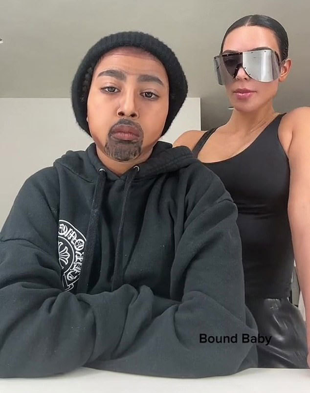 42-year-old Kim Kardashian took a selfie in the sauna, pouting her ...