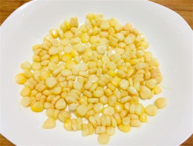 Dumplings stuffed with corn, the taste is delicious and not greasy, the ...