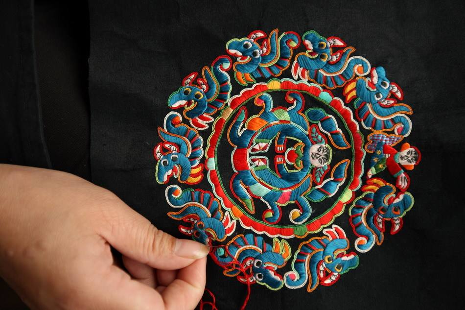 Shi Liping, inheritor of Miao Embroidery: Inheritance of intangible ...