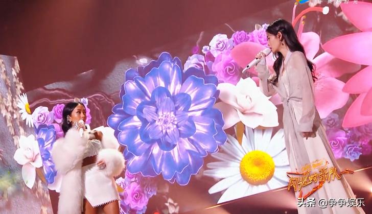 Zhang Bichen and Jike Junyi sang "Spring Flowers to See You", with a ...
