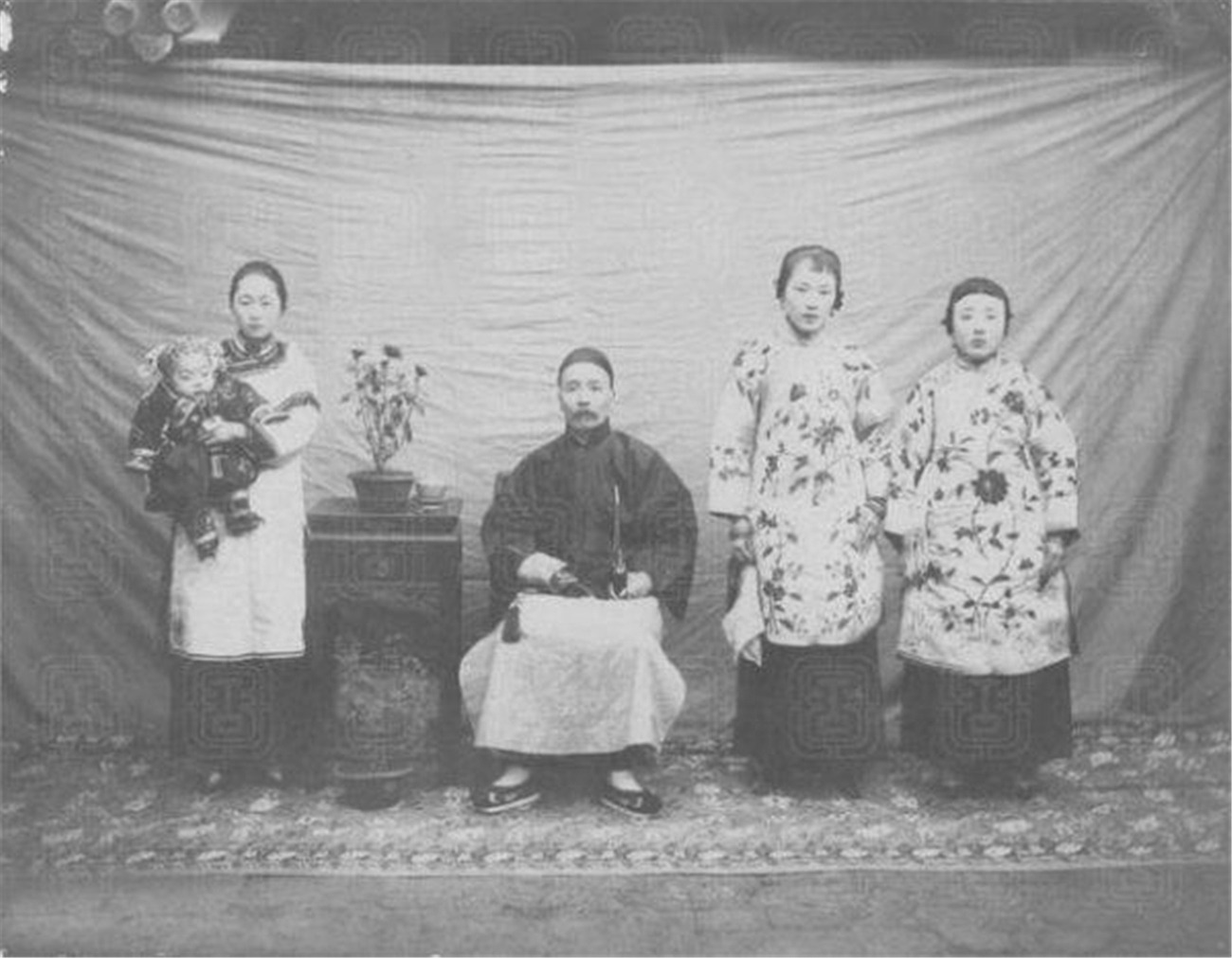 Old photo: Qing Dynasty people with wives and concubines in groups, do ...