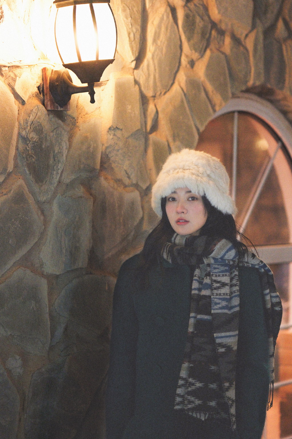 Wearing a plush hat, Liang Jie, whose eyes are full of fragility, is a ...