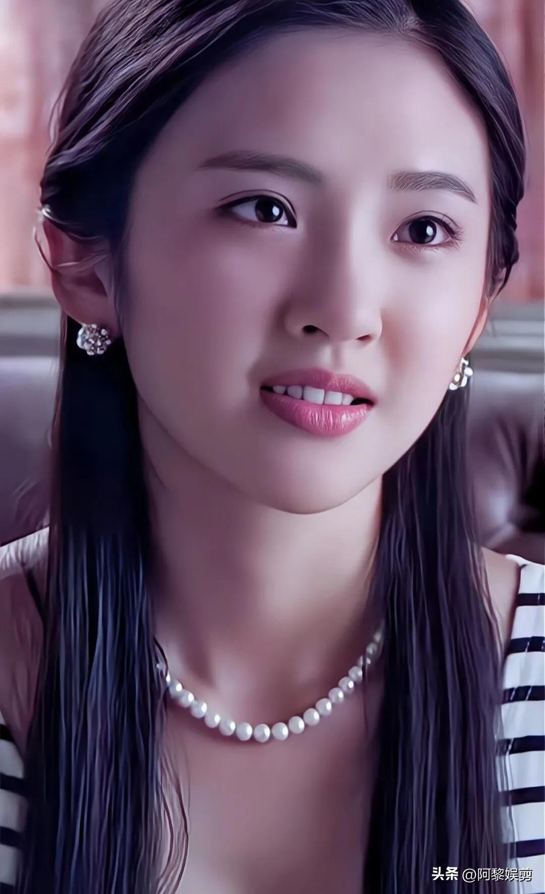 Tang Yixin's eyebrows are clear and beautiful, and the pear blossoms ...