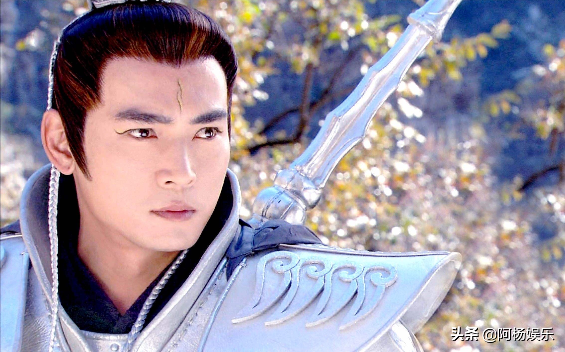 Jiao Enjun, a handsome man in ancient costume, filmed a kiss scene with ...