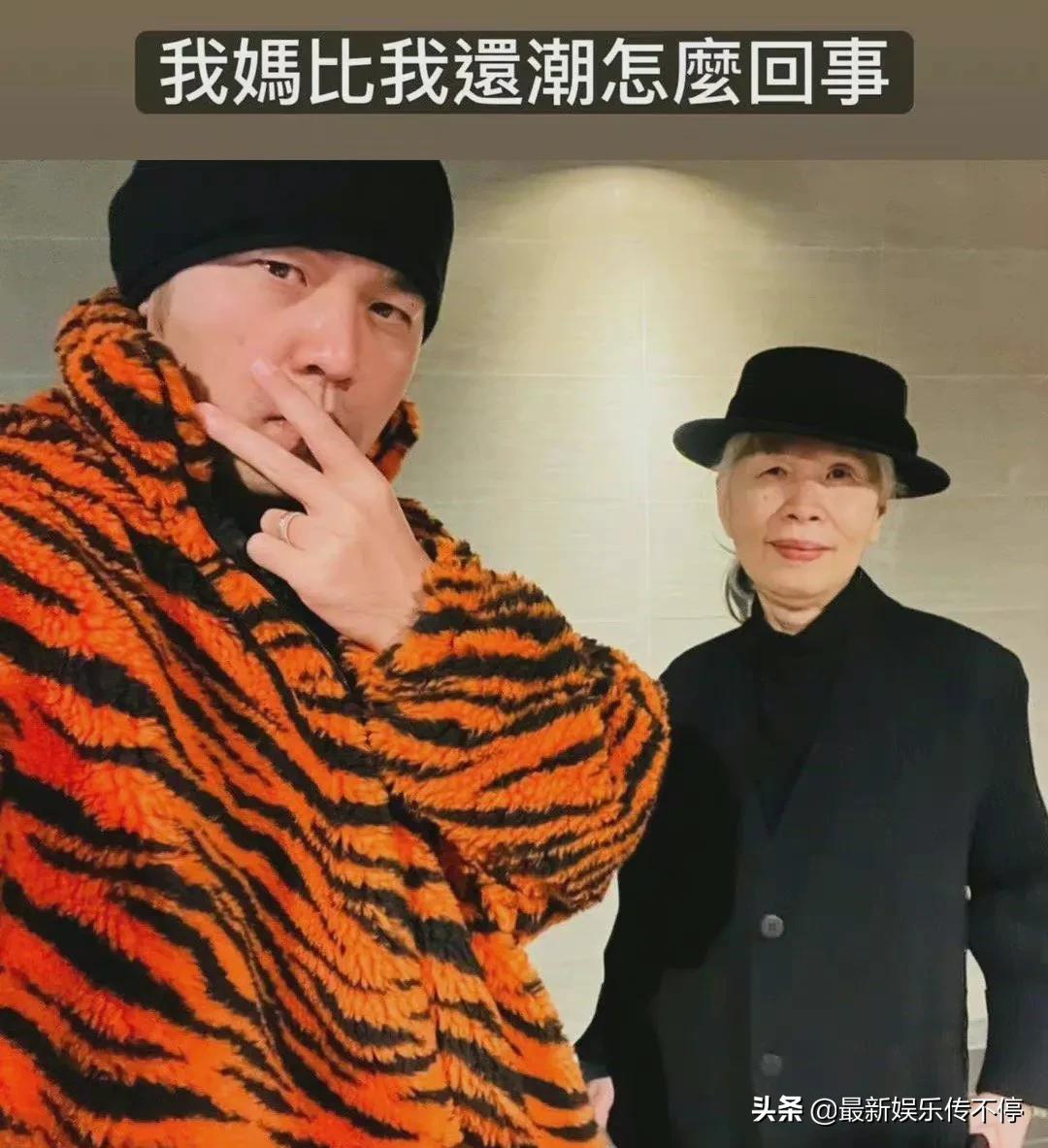 Jay Chou took a photo with his mother: wearing a leopard coat is like a ...