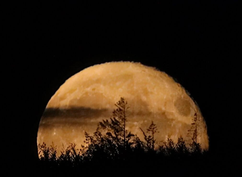 Can eyes be deceiving? Why do the moons in different positions have ...