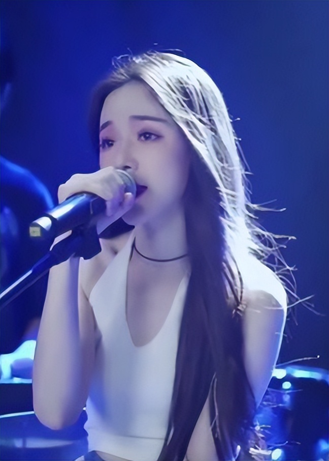 Long-legged singer Dai Yutong - iNEWS