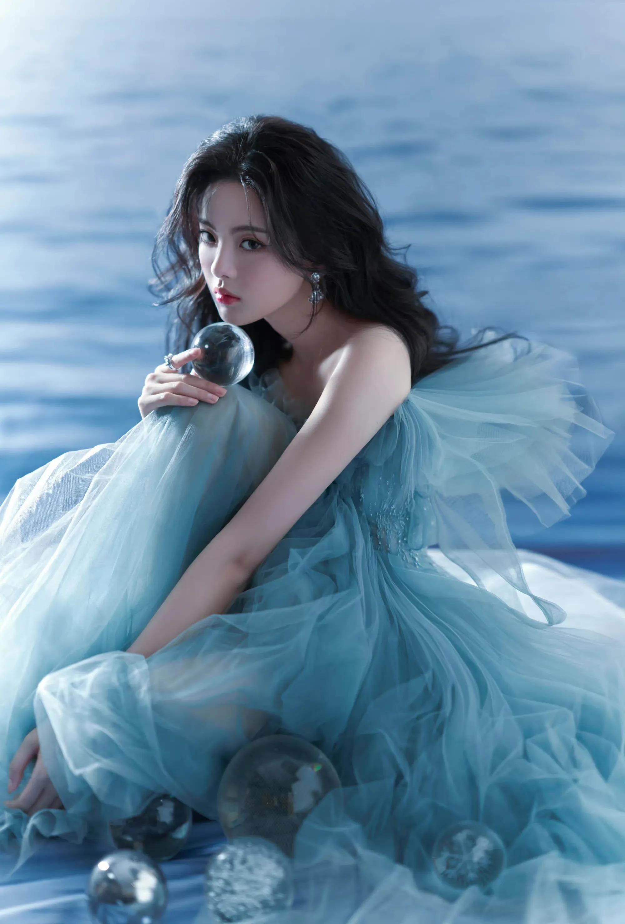 Yang Chaoyue's new endorsement beauty photo blue mesh tube top dress is ...