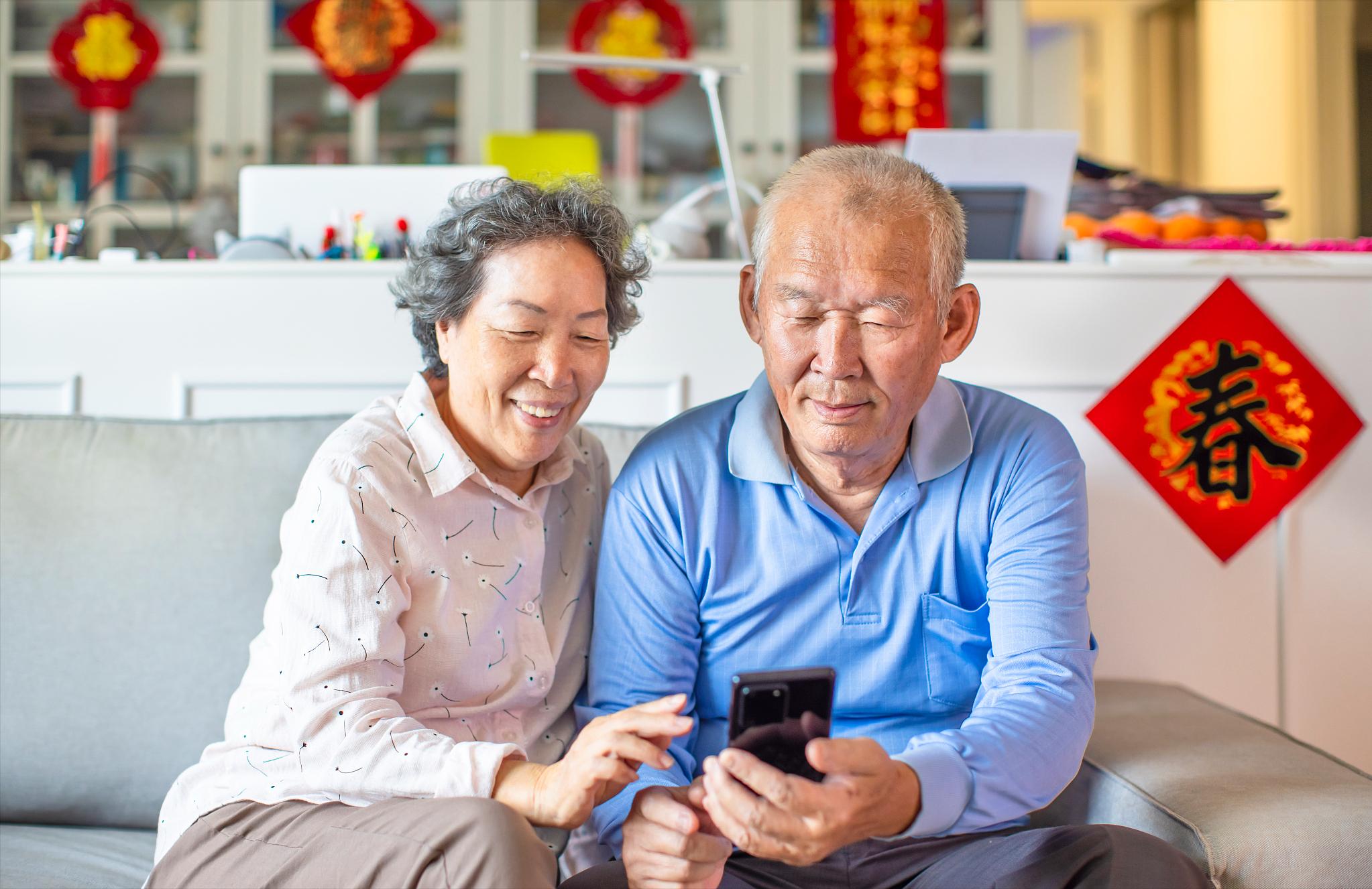 How to teach seniors to use smartphones? - iNEWS