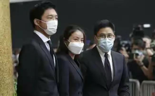 Zhu Lingling was invited to the wedding, and Luo Kangrui accompanied ...