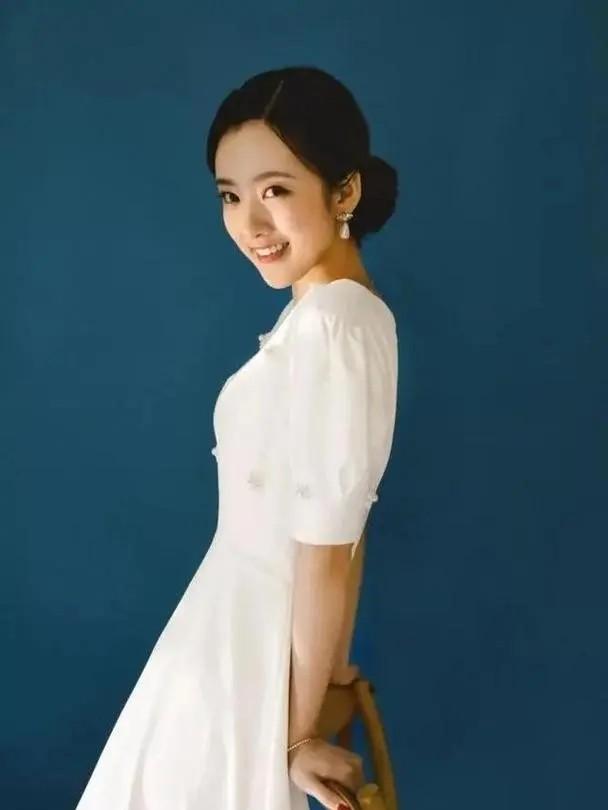 CCTV beauty host Wang Jianing got married at the age of 29. Her husband is handsome and she has ...