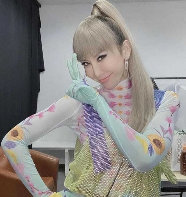 Coco Lee was also happy. When "I Am a Singer 4" won the championship ...