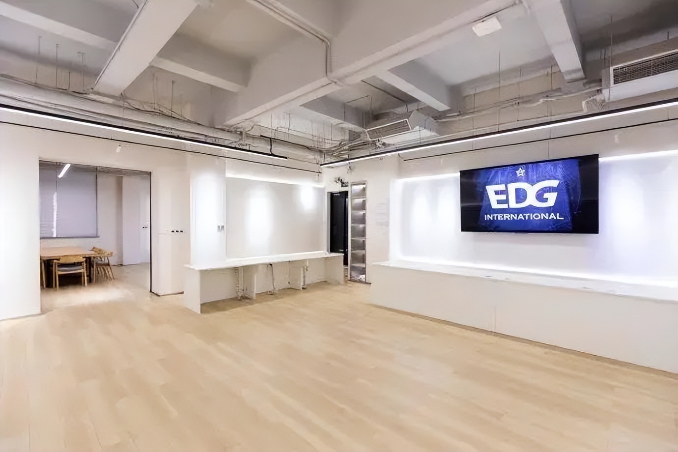 700 square meters villa, own garden, 100-inch TV!EDG's new training ...
