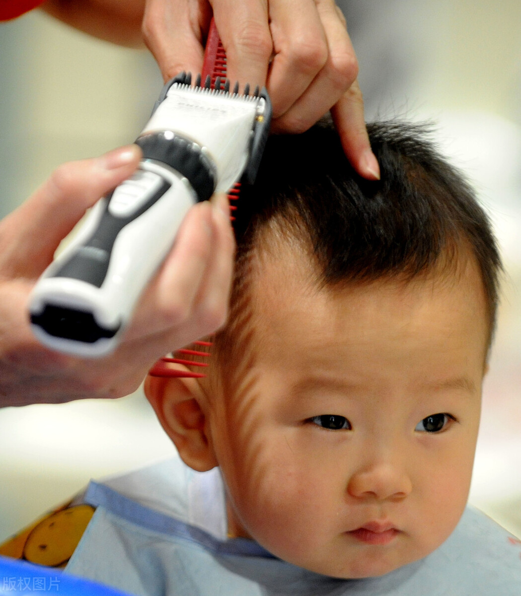 On February 2, the dragon looks up, adults and children shave their ...