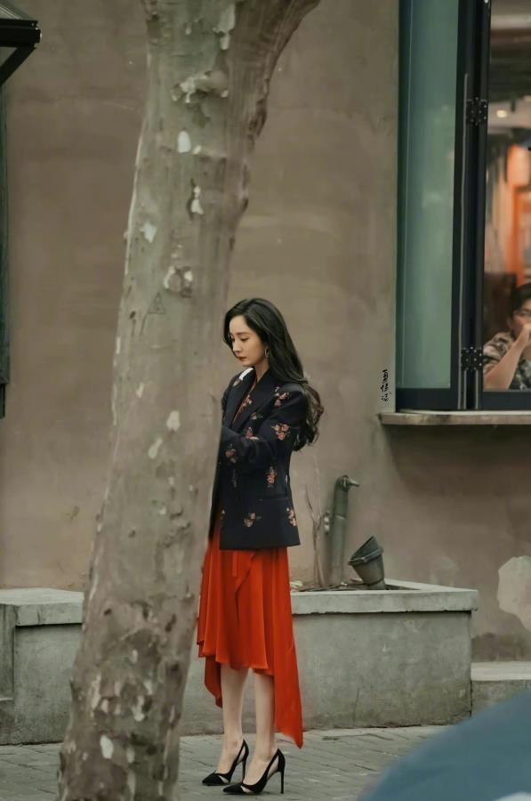 Yang Mi brings power-style outfits into the new drama, with printed ...