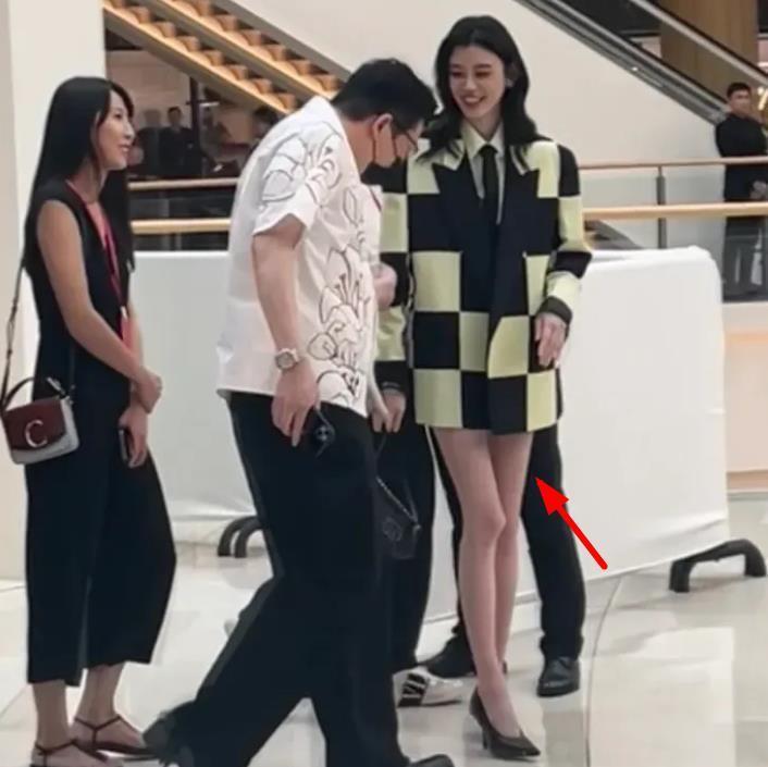 Valentino Dinner: Lady Xi Mengyao Fan, Sun Li, Guan Xiaotong have a cold face, and Yang Yang's ...