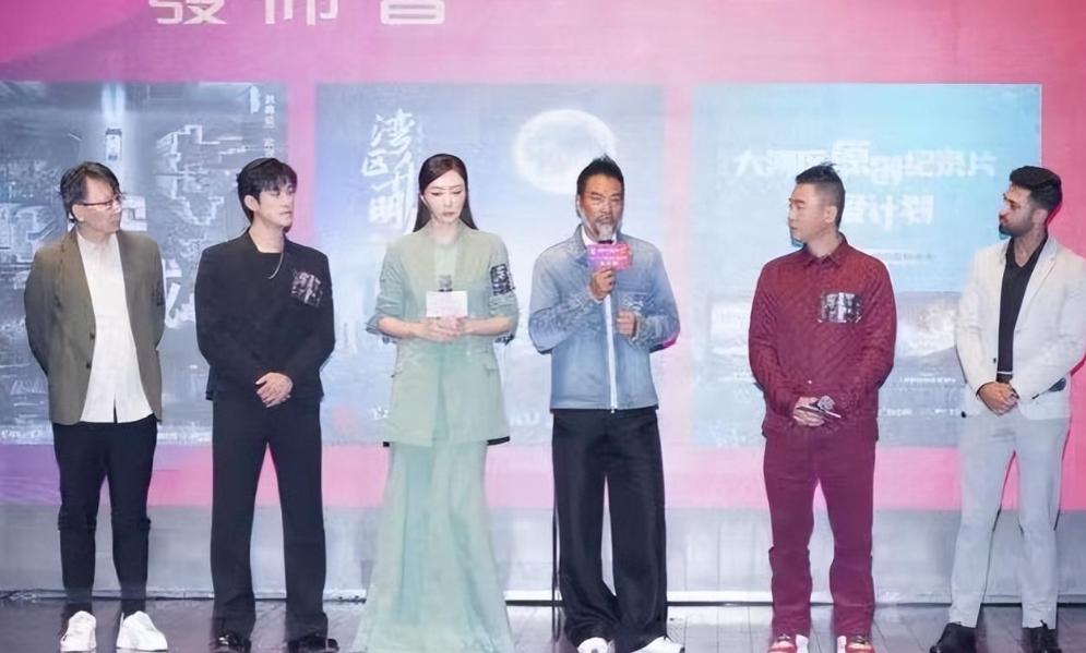 Xiong Dailin turned over and showed her abdominal muscles under her ...