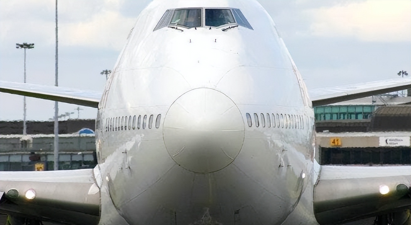 Boeing 737 carrying 147 people crashed, engine burst into flames, smoke ...