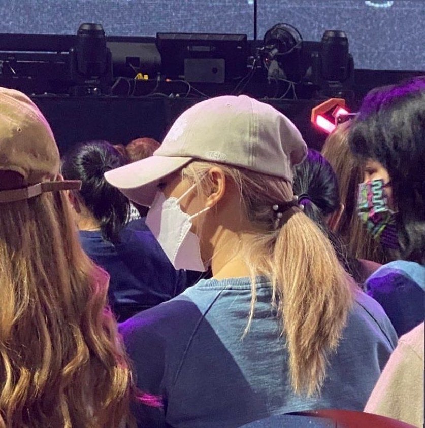 Tian Fuzhen held a concert, and Zhou Ziyu appeared in the audience to ...