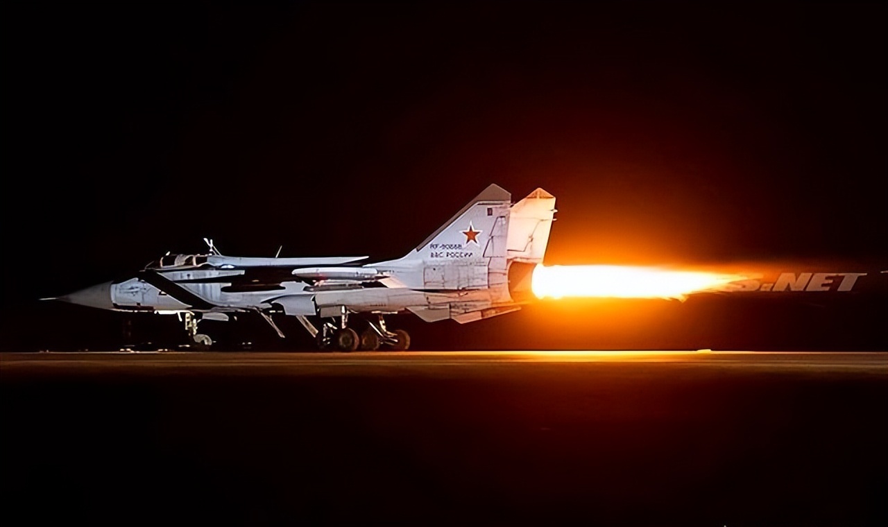 Why are the colors of aircraft exhaust flames different? Which one is ...