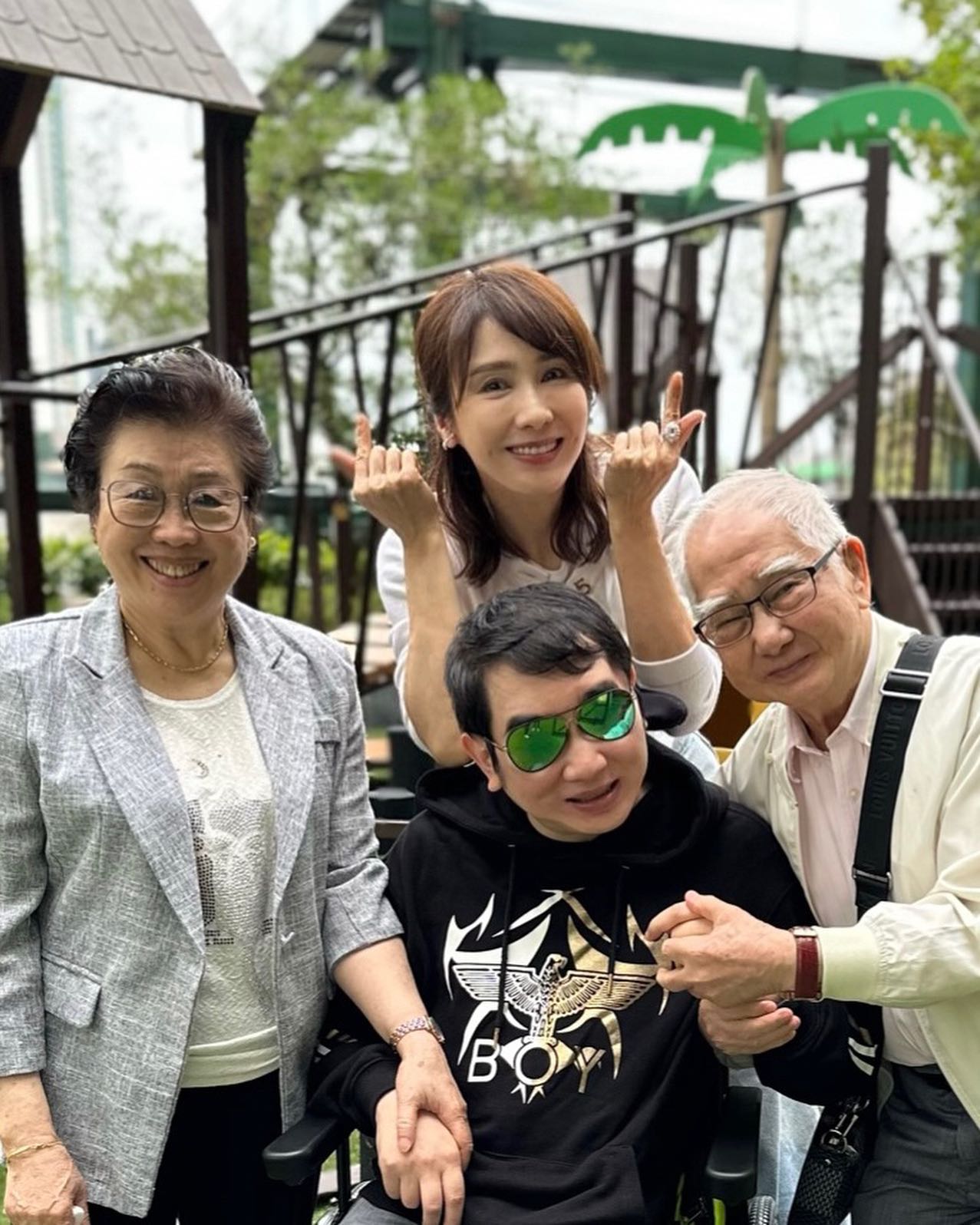 Gigi Lai took the whole family on a trip, her younger brother Li Ying ...