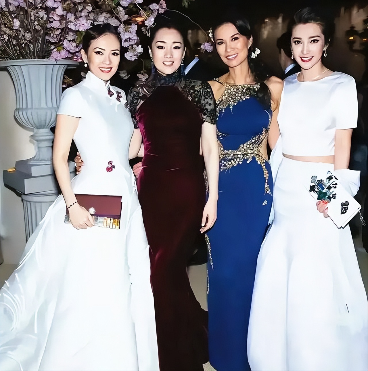 Gong Li's cheongsam for 30 years has blended time and prosperous years ...