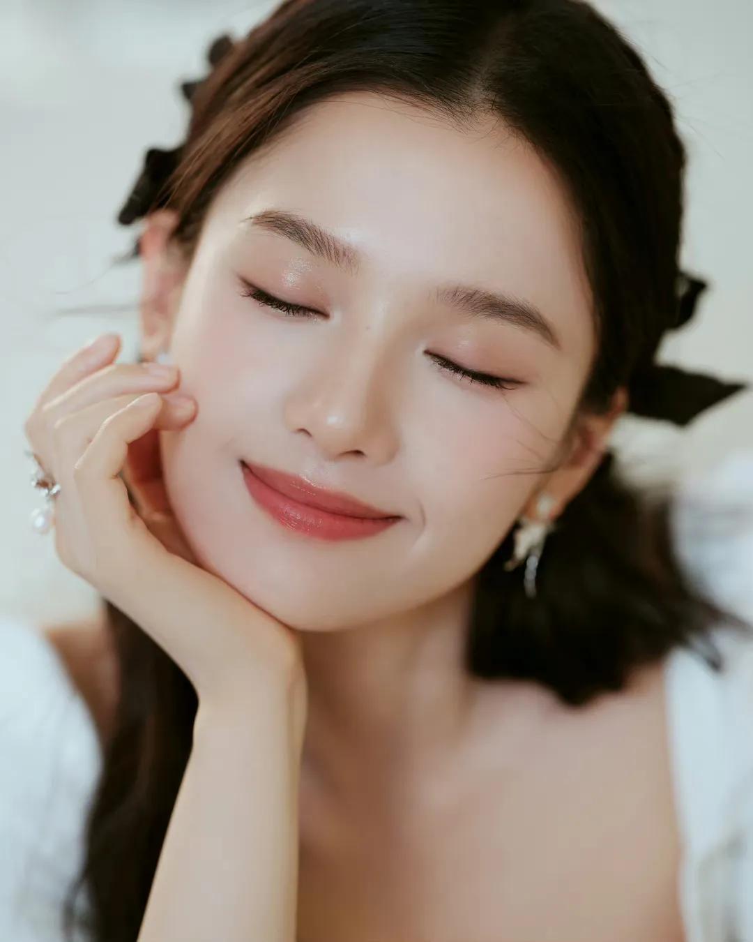 Zhang Jingyi looks like a white dress with a bow, the princess is so ...