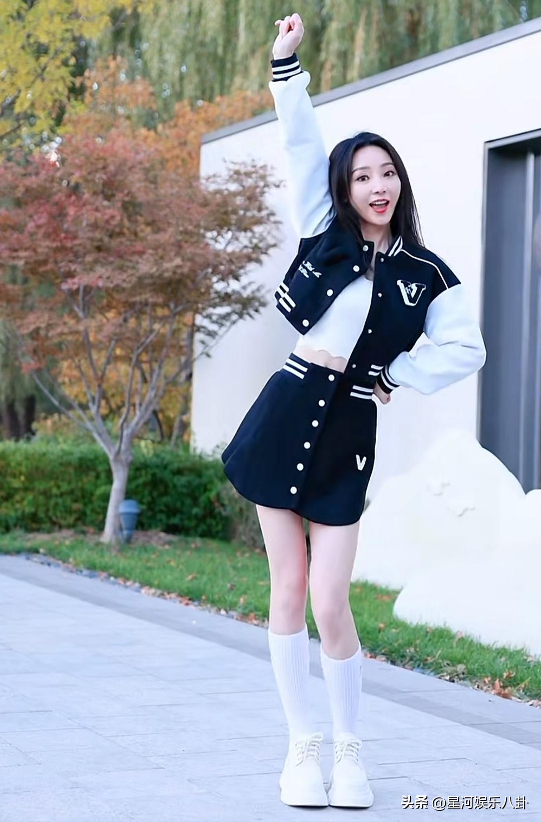 41-year-old Liu Yan wears a miniskirt to show her good figure, fair ...