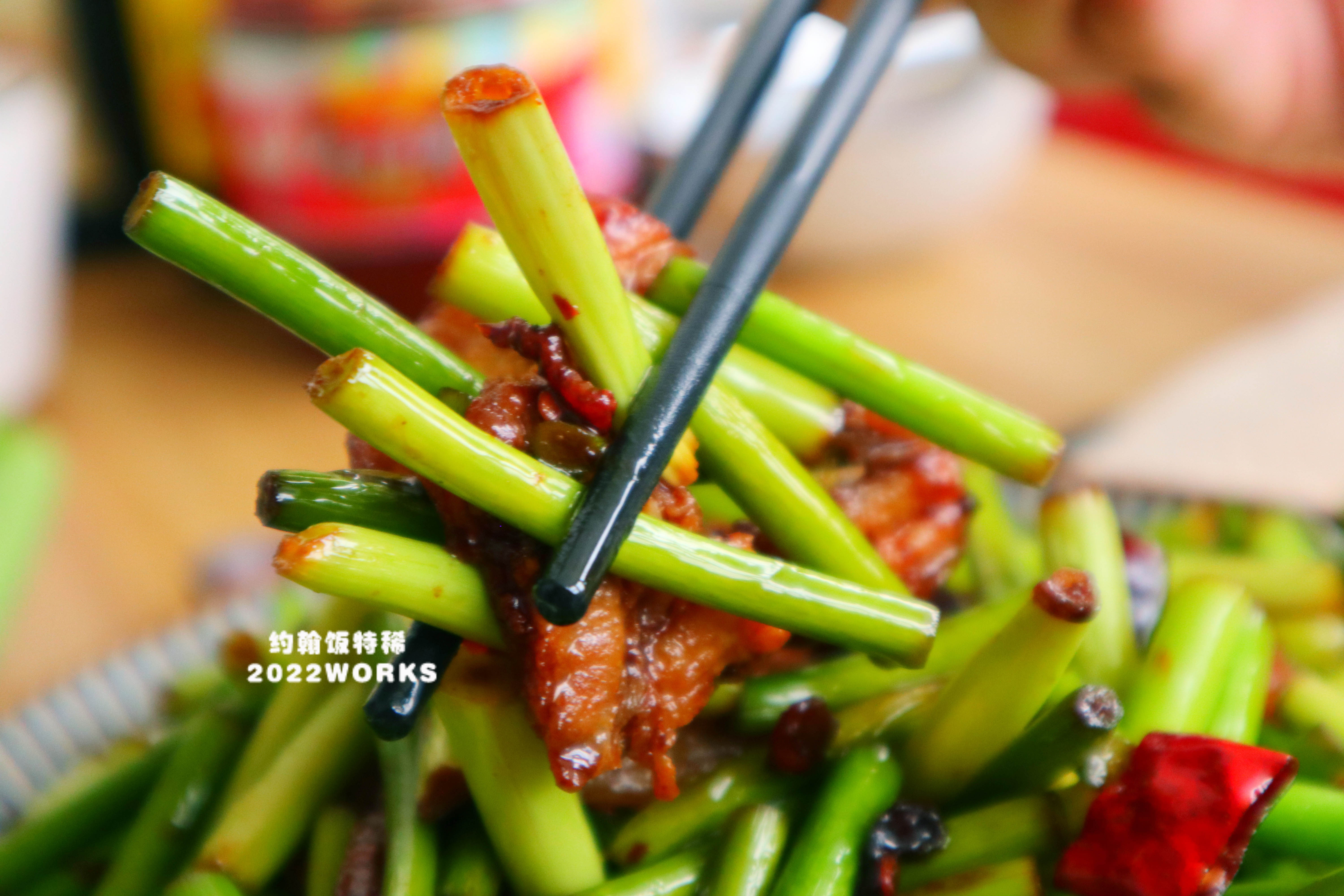 Stir-fried pork with garlic moss in this way is convenient and fast ...