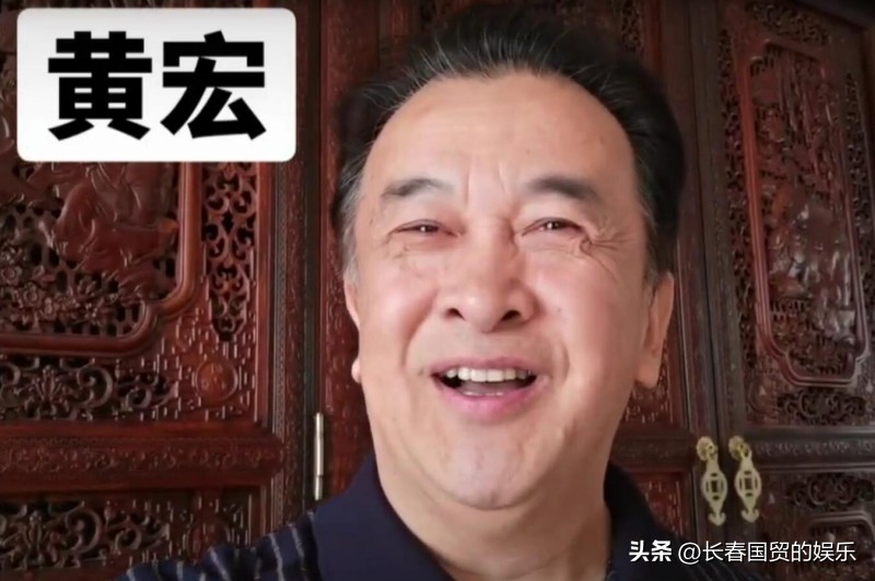 A recent photo of the 63-year-old comedian Huang Hong was exposed, with ...