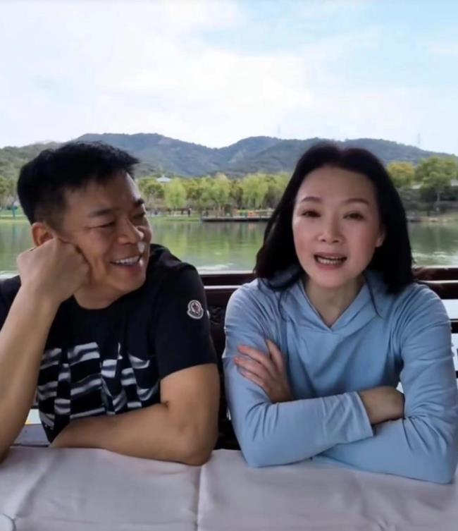 Actor Sun Hao appeared in Fuchunjiang, Hangzhou, with gray and wrinkled ...