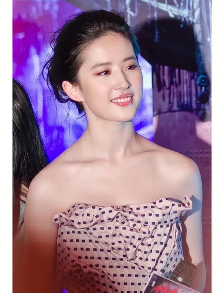 Fairy sister Liu Yifei - iNEWS